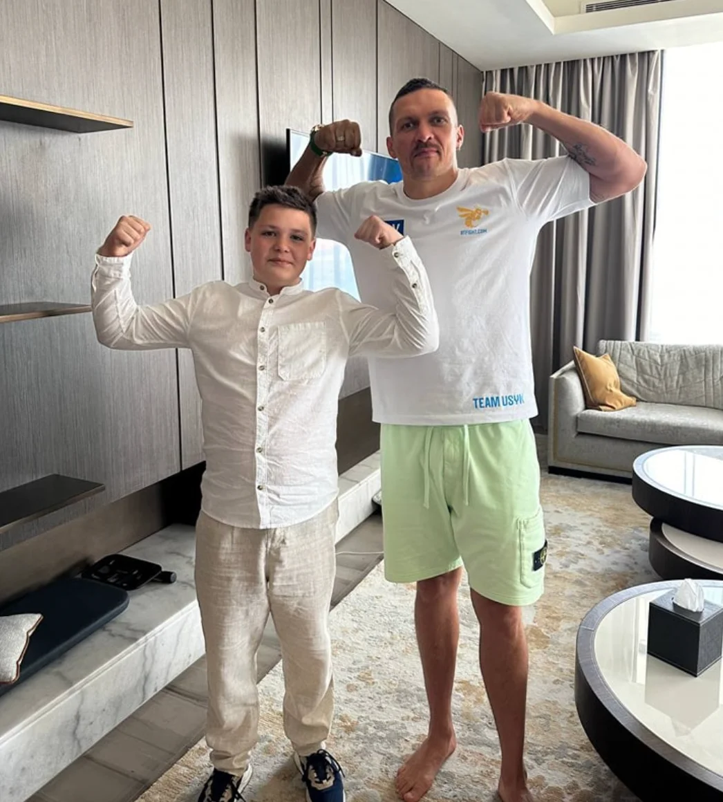 Oleksandr Usyk meets a 13-year-old boy before fight in Saudi Arabia ...
