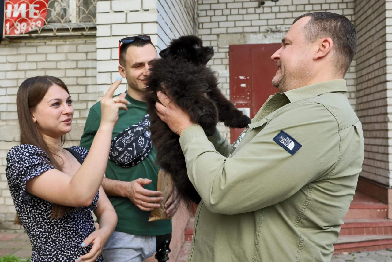 Трогательное фото мужчины на протезе и девушки — Филатов рассказал о ...