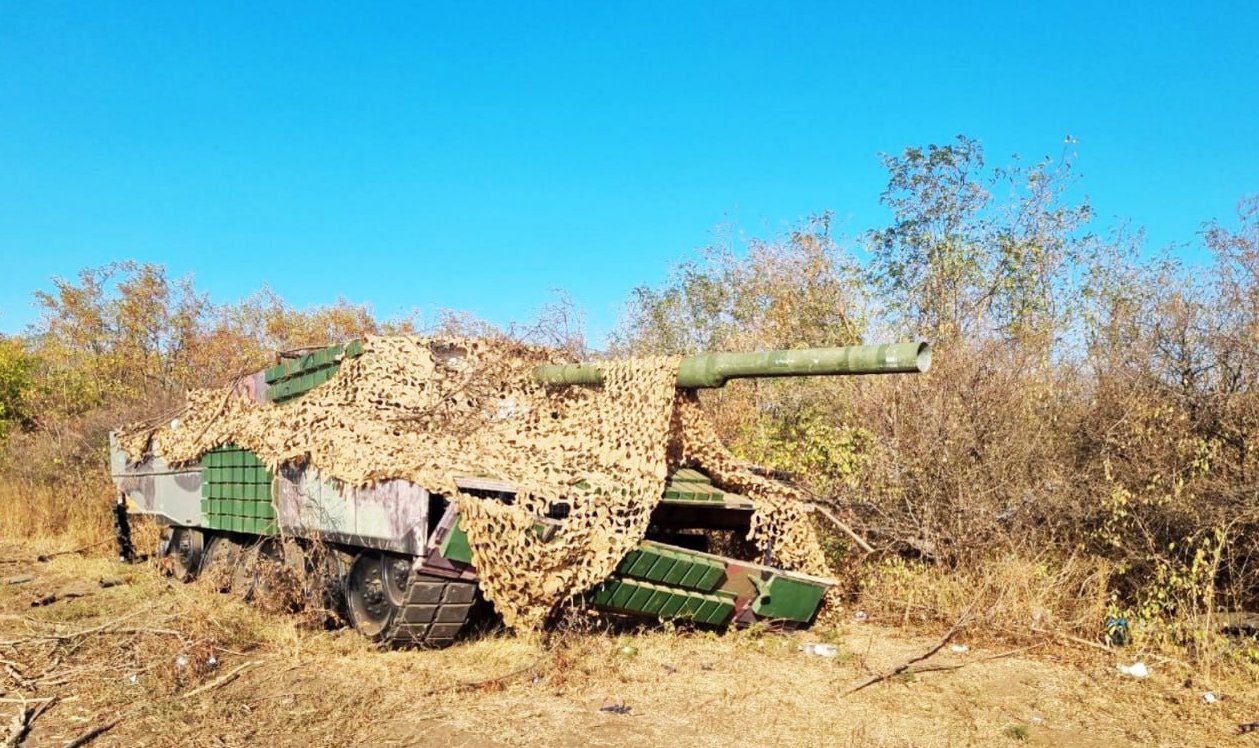 Россияне сделали фото на фоне макета танка Leopard 2A4 / NV