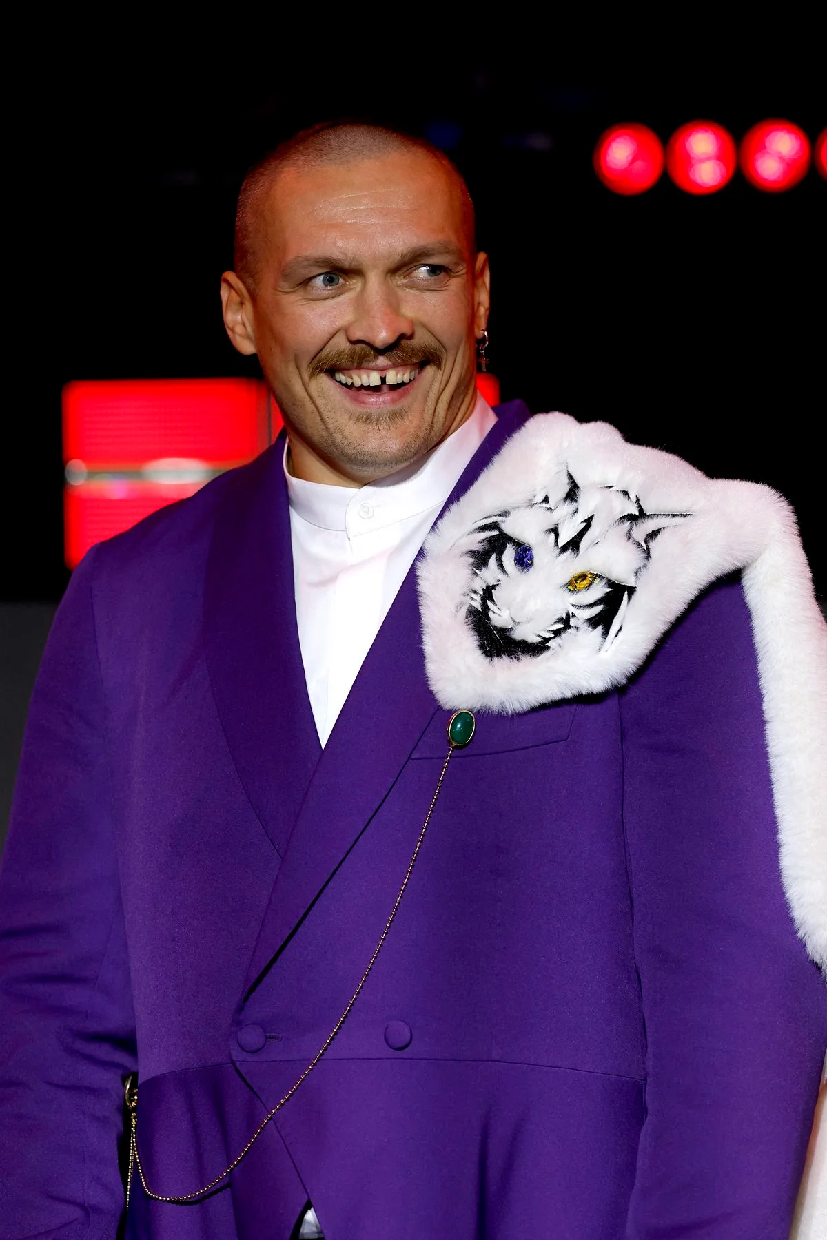 Усик поразил костюмом от украинского бренда Damirli на церемонии ...