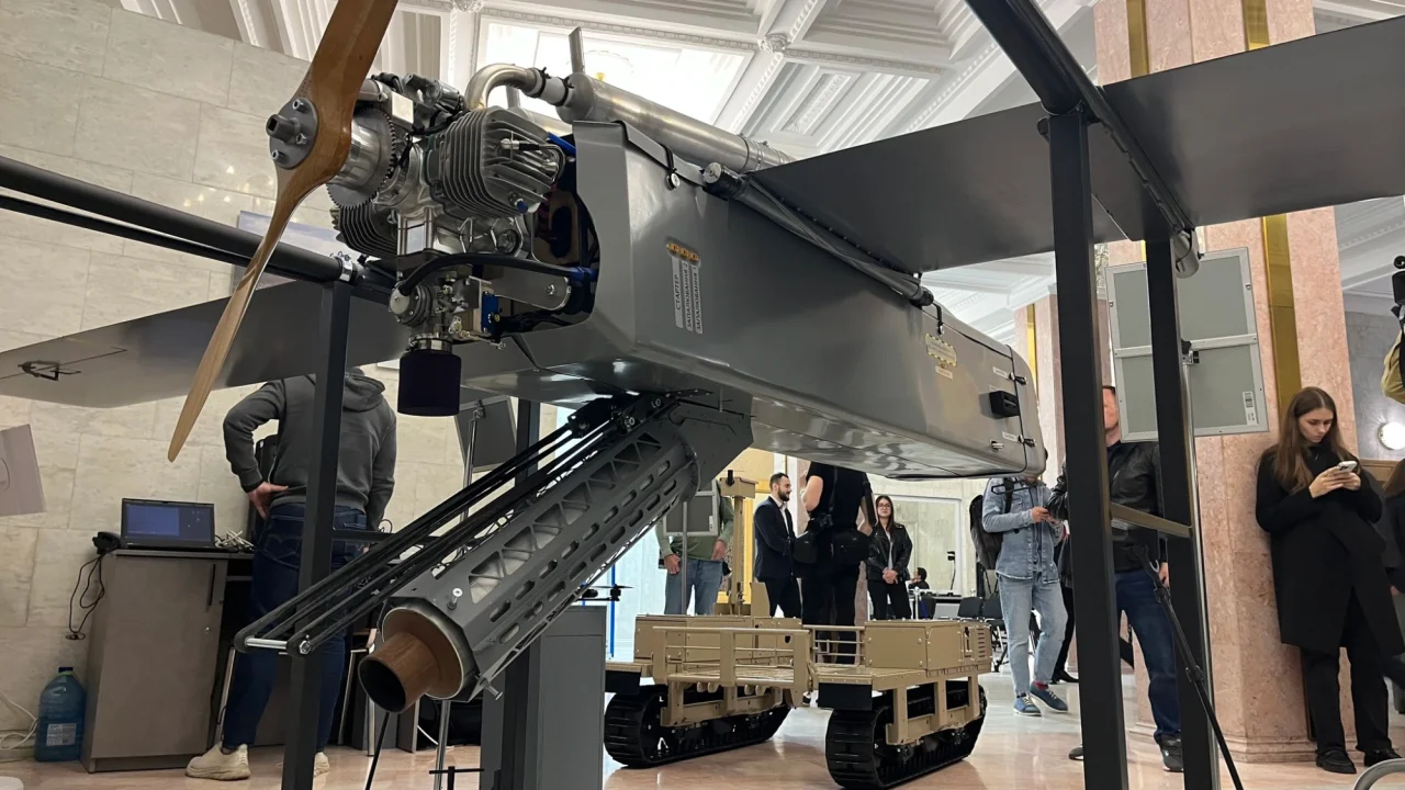 Ударный беспилотник FP-1 презентовали на выставке украинских дронов и ...