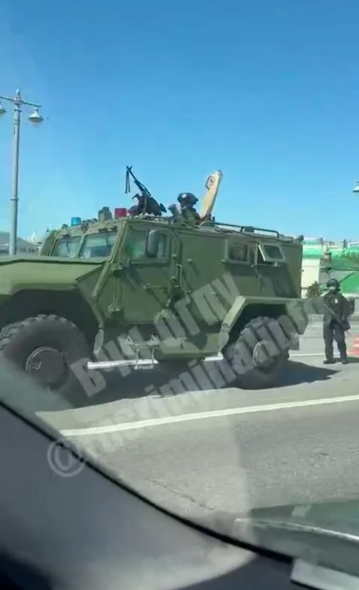 Military vehicles with jamming systems deployed in central Moscow amid ...