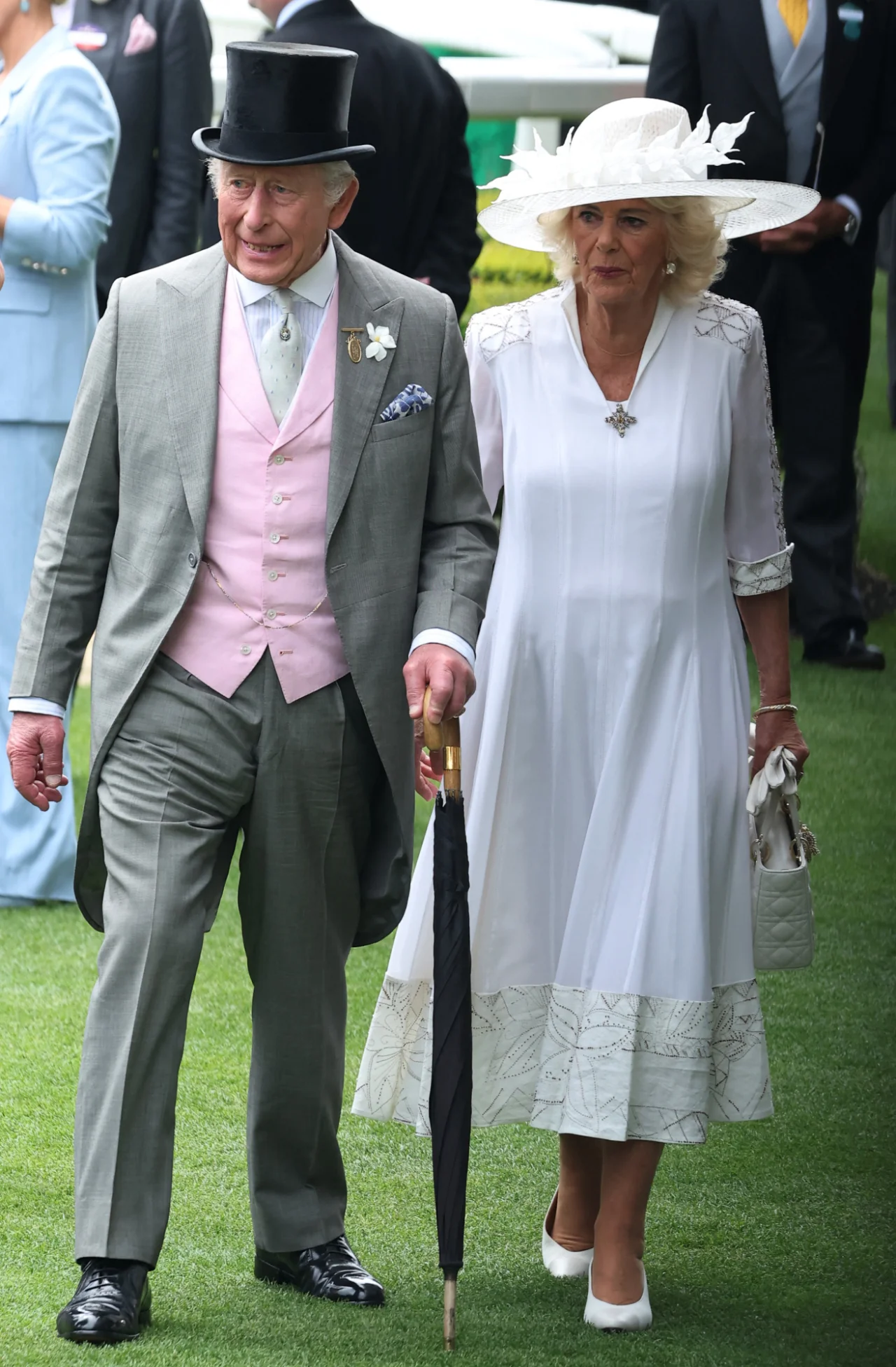 Королева Камілла прийшла на перегони з сумкою від Dior, яка названа на ...