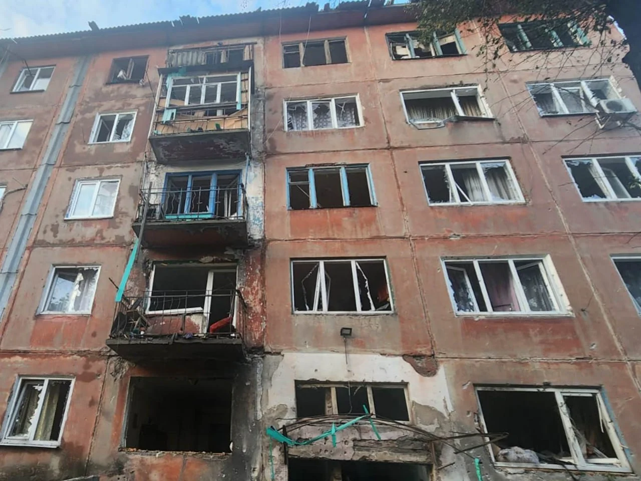 Shahed drone strikes 5-storey building in Bilozerske, Donetsk Oblast ...