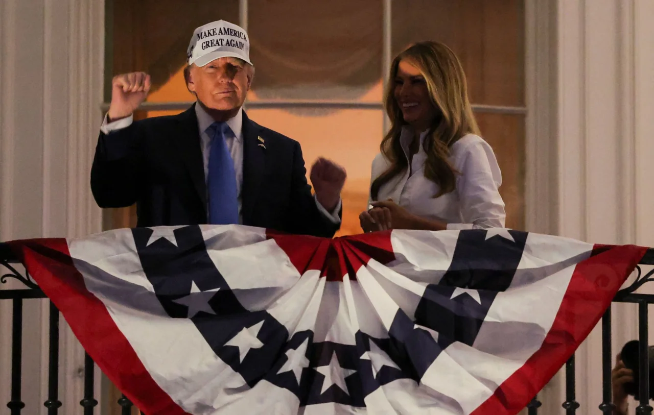 Мелания Трамп повторила фирменный танец Дональда Трампа на балконе ...