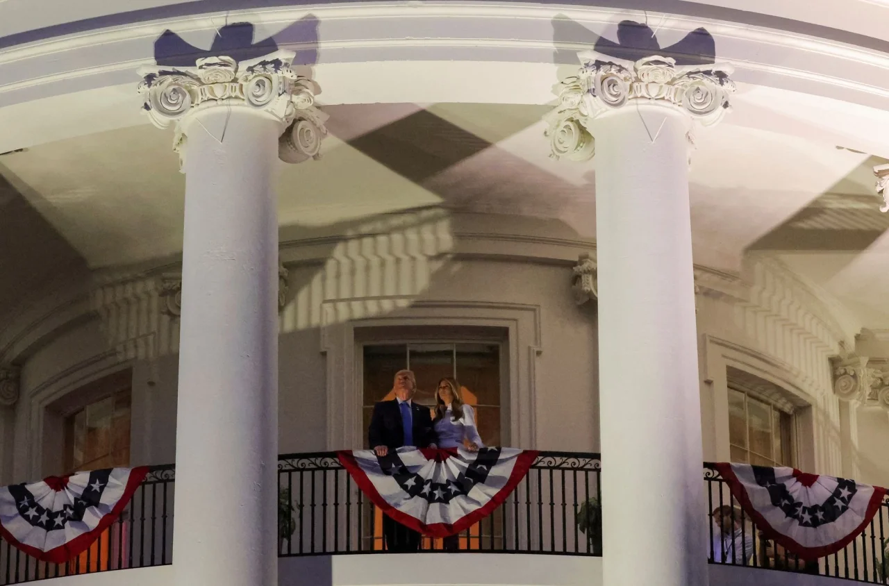 Меланія Трамп повторила фірмовий танок Дональда Трампа на балконі ...