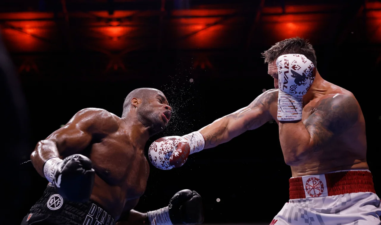 Усик победил Дюбуа и стал абсолютным чемпионом мира в супертяжелом весе ...