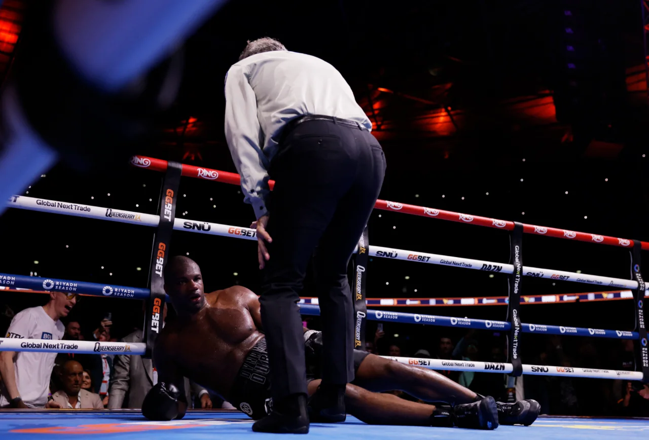 Усик переміг Дюбуа і став абсолютним чемпіоном світу в суперважкій вазі ...