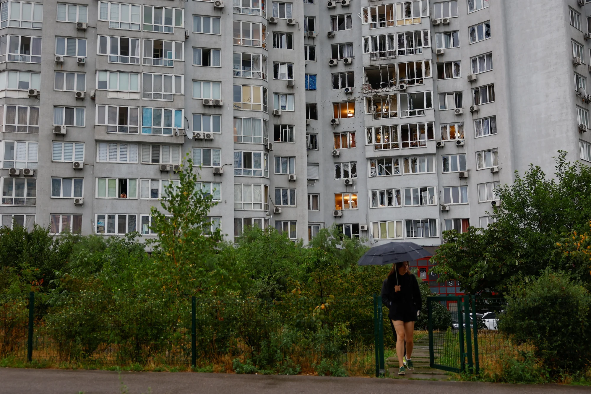 Drone attack on Kyiv - Windows smashed in high-rise building, 5 injured ...