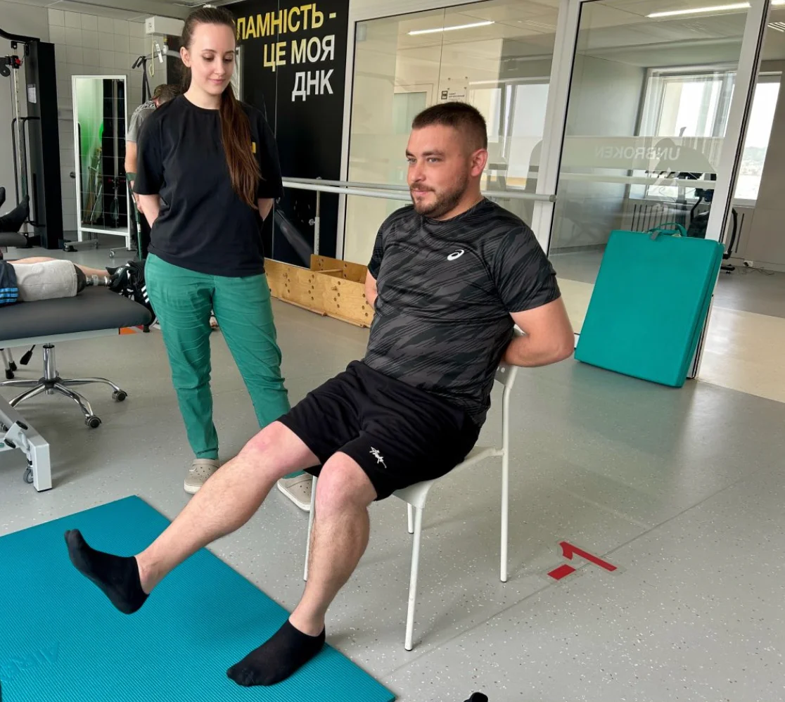 Soldier gets back on his feet after spinal fracture — how he was ...