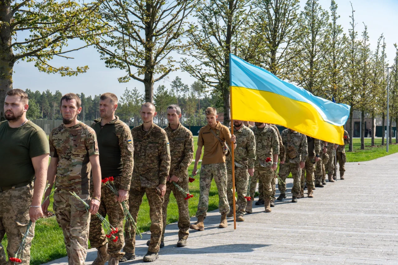На Национальном военном мемориальном кладбище состоялось первое захоронение украинского бойца ...