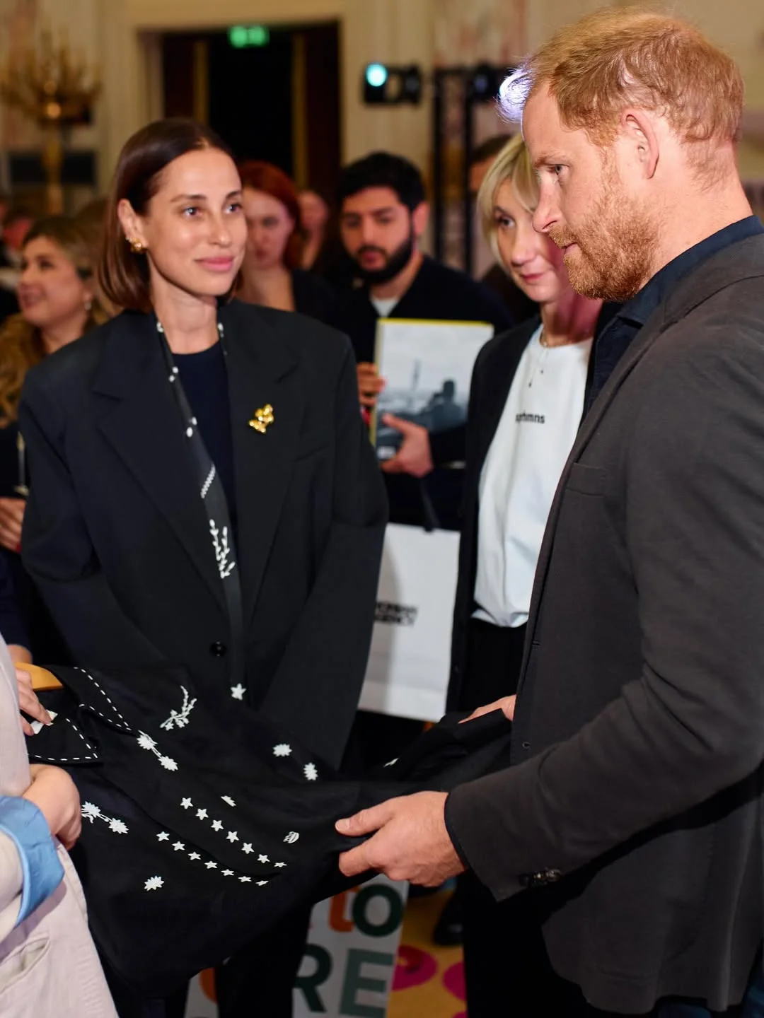 Принц Гаррі у Києві отримав вишиванку українського бренду Gunia Project вартіст 9200 грн, фото / NV