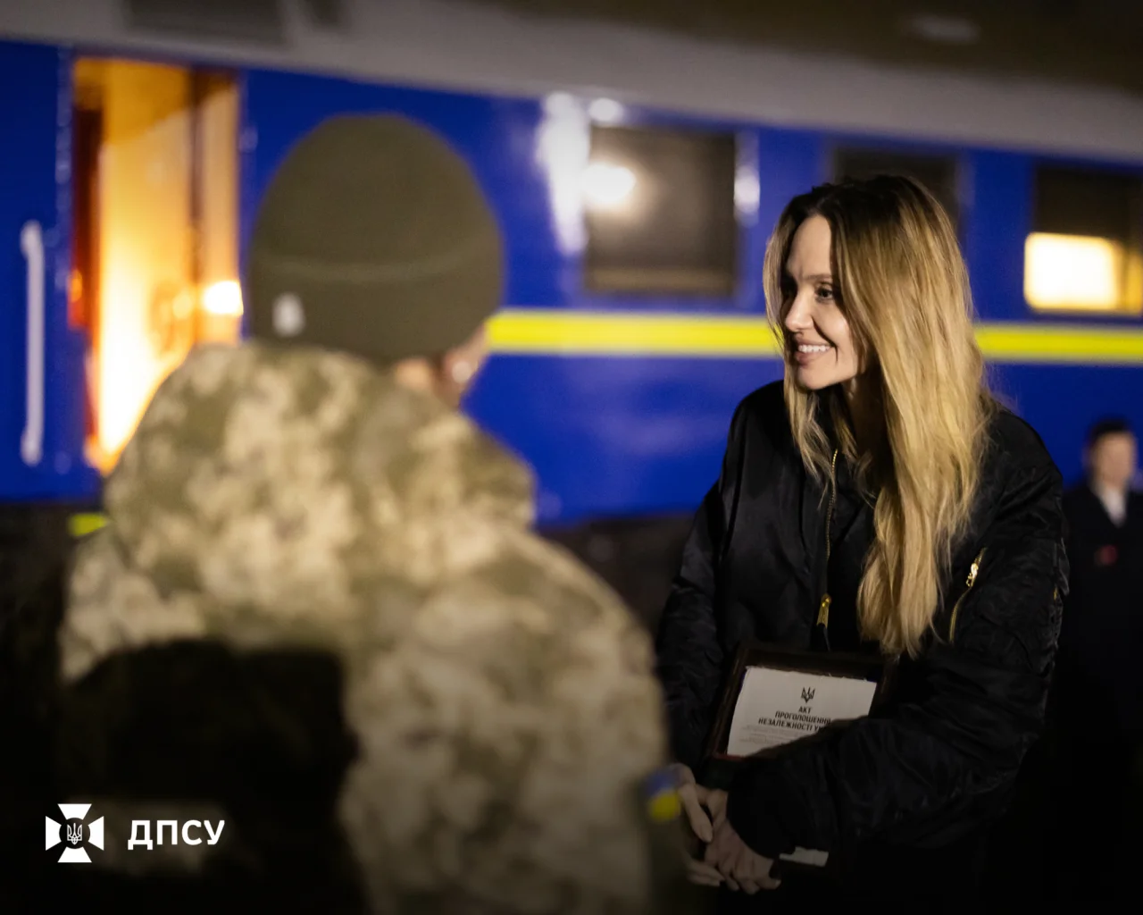 Angelina Jolie visits Kherson and Mykolaiv, receives gift from ...